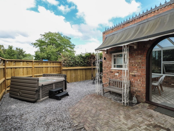 The Nook, Pet Friendly, Character Holiday Cottage In Whitchurch - Shropshire
