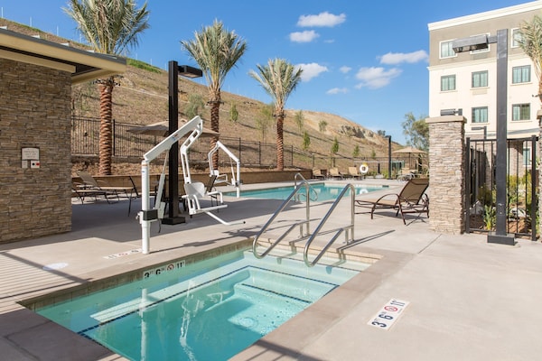 Free Breakfast. Pool & Hot Tub. Gym. King Suite. Near Amazon! - California