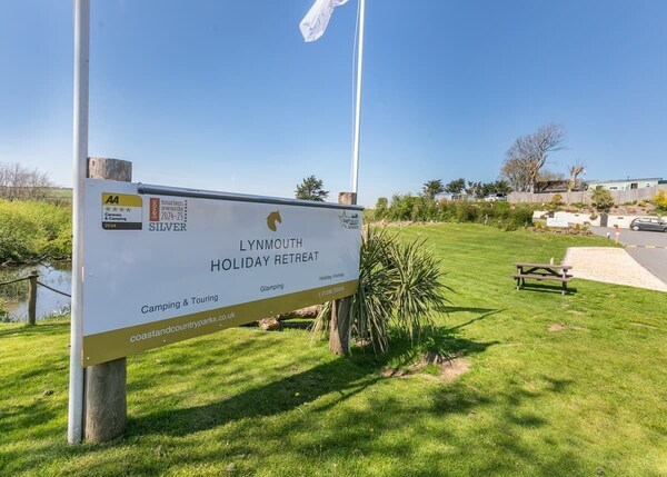Woody Bay Lodge Sleeps Up To 4 Guests, Featuring A Master Double Bedroom And A Twin Room. - North Devon District