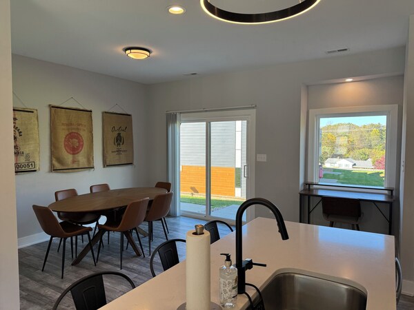 Clean Luxury Home Near Liberty University And Downtown. Quiet Neighborhood, - Lynchburg, VA