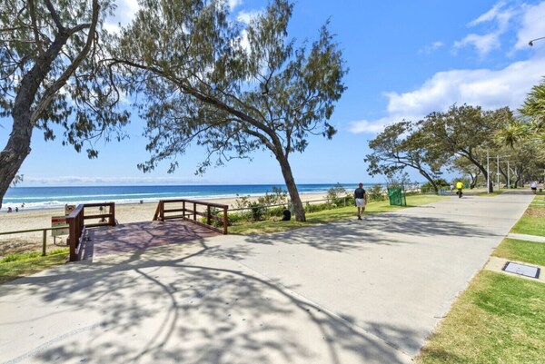 The Paradise - Beachfront Lux Best Ocean View 2br *Infinity Pool* - Surfers Paradise