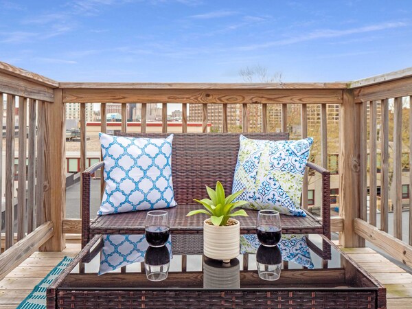 Jennifers Penthouse Panoramic City View Apartment With Deck - Oakland Beach, Warwick