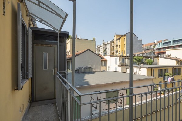 Canonica Brick Apartment - Milan