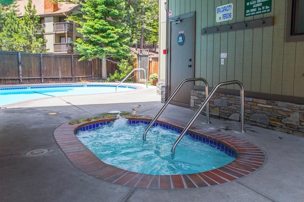 Cozy Cabin/studio W/ Jacuzzi, Laundry, & Parking - Mammoth Lakes, CA