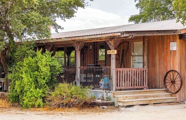 Shady House With River Access & Donkeys! - Fredericksburg, TX