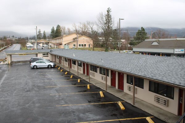 Convenient King Bed Room, Scottish Inns, Near Oregon Shakespeare Festival - Ashland, OR