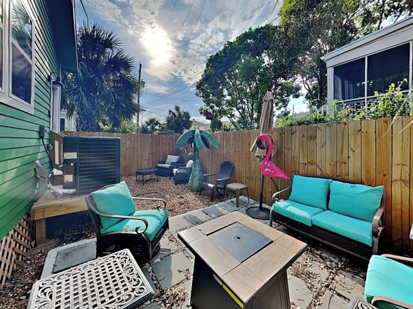 Spacious Home, In-town With Fenced In Yard + Firepit - Texas City