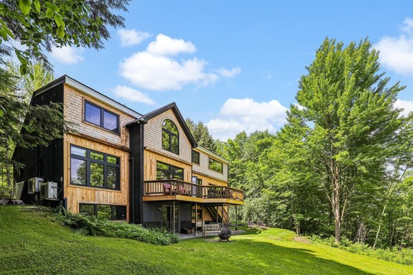 Green Mountain Haus: 4 Br, Fireplaces, A/c, Private Pond, Mountain Views! - Stowe, VT