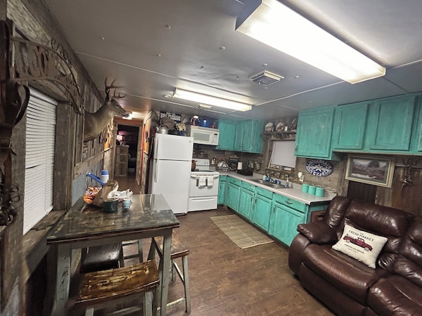 Charming Ranch Retreat: Cozy 2-bedroom Sleeps 9! - San Diego, TX