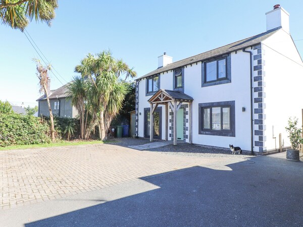 The White House, Pet Friendly, Country Holiday Cottage In Llanbedrog - Pwllheli