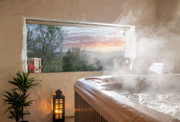 Escape To This Utterly Romantic Abode, Settled In A Peaceful Pocket Of Cornwall, Close To The Idylli - 