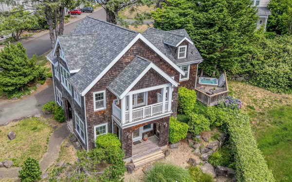 Luxury Belhaven Ocean View Home Has 2 Suites, Hot Tub, And Fire Pit! - Neskowin, OR