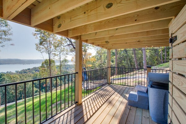 Moana-themed Luxury Cabin With Lake Views, Hot Tub & Festive Decor - Guntersville, AL