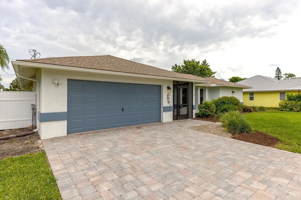 Pool - 3 Bedrooms - 2 Baths - Pet Friendly - 3 Miles To Beach - Lover's Key State Park, Fort Myers Beach