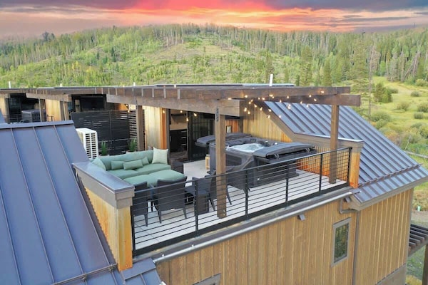 Stunning 4-br Retreat W/ Hot Tub & Mountain Views - Winter Park, CO