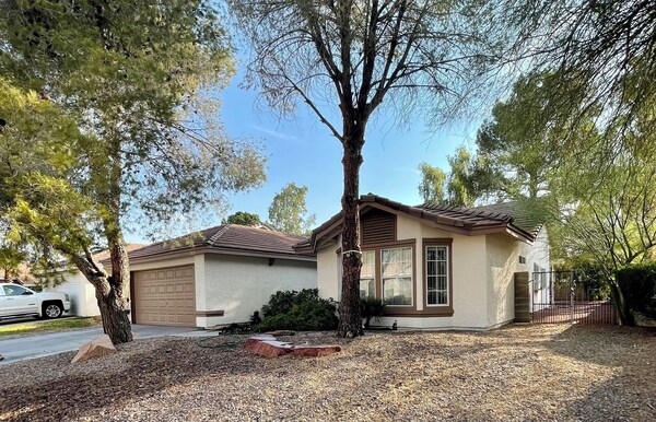Prime Location! Cozy 2br 2 Baths Home King Bed, Garage & Pets - Henderson, NV