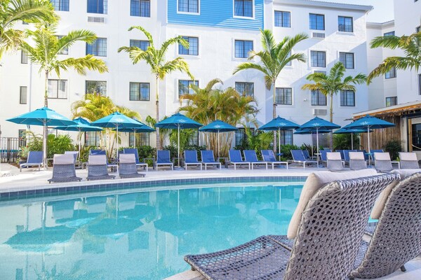 Naples Getaway! Suite W/ Pool View And Fully Equipped Kitchen - Naples, FL