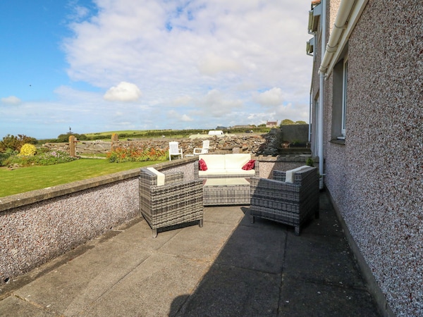 Gwynlys, Family Friendly, With A Garden In Cemaes Bay - Anglesey