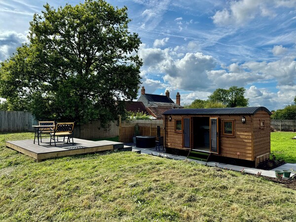 Mooffitch Riverview Hut, Pet Friendly, With Hot Tub In Gloucester - Cotswolds