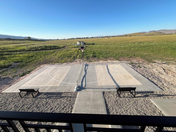 New Listing! Sleeps 33! Private Hot Tub! Ideal Beach Access! Slide! Pickleball! - Garden, UT