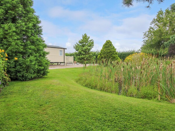 Bangor, Pet Friendly, Character Holiday Cottage In Ellesmere - Cheshire