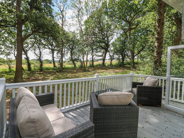 Serenity, Pet Friendly, Country Holiday Cottage, With Pool In Cowes - Hampshire