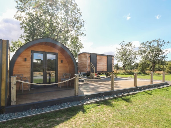 Hawkstone, Romantic, With Hot Tub In Hodnet - Cheshire