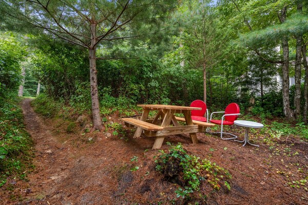 Plymouth's Little Red Cottage: 3-br Cabin W/ Wifi, Full Kitchen, & Lake Access! - Massachusetts