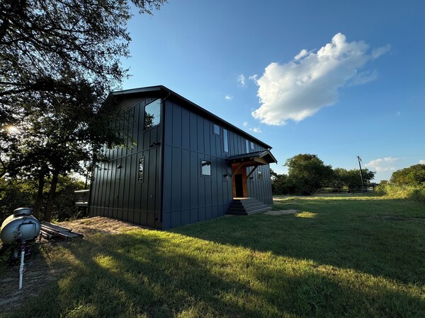 Relax And Recuperate At Garbos Goodnight Colorado River Cabin - Cedar Creek, TX