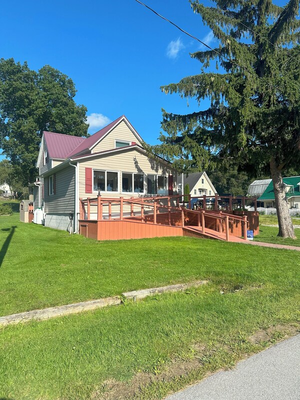 Charming 3-bedroom Waterfront Cabin On The St. Lawrence River! - Brockville