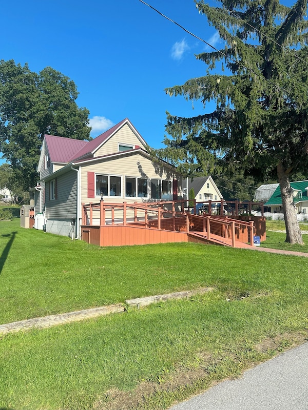 Charming 3-bedroom Waterfront Cabin On The St. Lawrence River! - Brockville