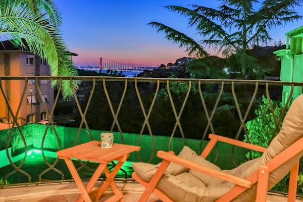 ÇEngelköy'de Boğaz Manzaralı Isıtmalı Kapalı Havuzlu Villa - Beylerbeyi