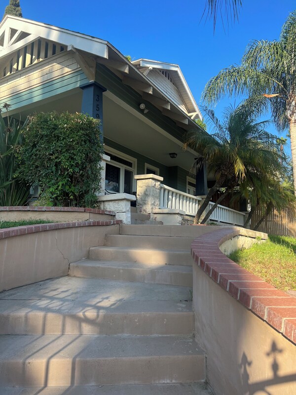 Cozy One Of A Kind 1910 Bungalow -Wifi Private . All Close To Rcc And Ucr> - Riverside, CA