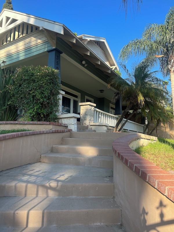 Cozy One Of A Kind 1910 Bungalow -Wifi Private . All Close To Rcc And Ucr> - Riverside, CA