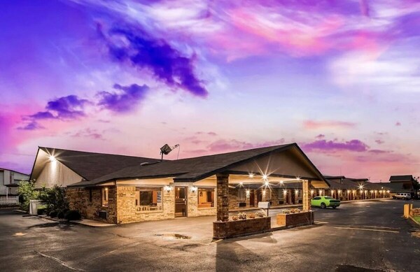 Relaxing Decatur Getaway | Budget-friendly Room | Relaxing Outdoor Pool - Decatur, TX