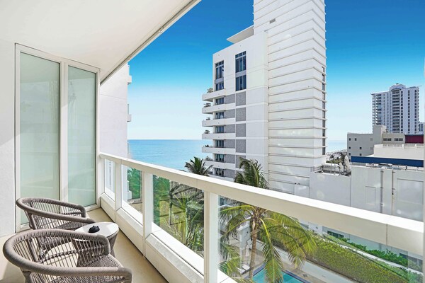 Fontainebleau -Sorrento- Ocean View Jr. Suite-free Valet & Spa-no Resort Fees! - South Beach, FL
