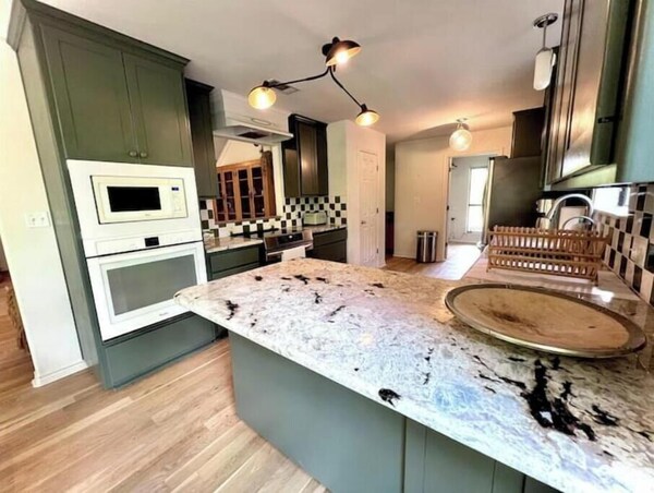 Welcome To Double Creek Farm, Your Tranquil Retreat Just Outside Of Austin. - Spicewood, TX