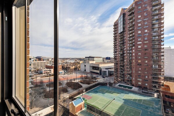 Open 2br 2ba 3bd W/ Private Parking & Skyline View! Direct Skywalk Access - Drake University, Des Moines