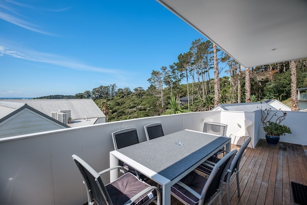 Escape To A Serene Hillside Retreat In The Heart Of Palm Beach. - Waiheke Island