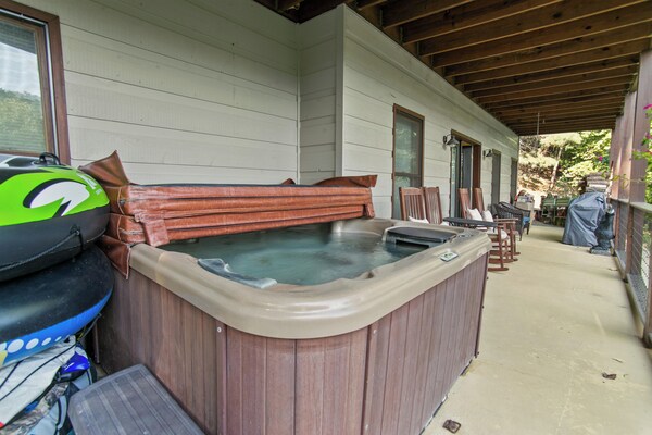 Cozy 4-bedroom Cabin In Charming Ellijay With Hot Tub - Ellijay, GA