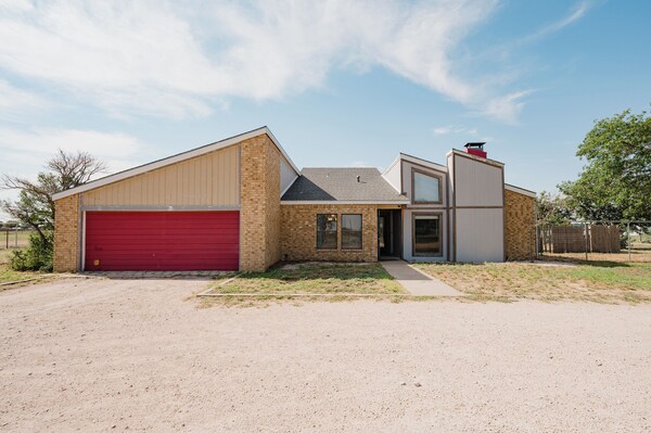 Pet-friendly 3br Furnished Home W/ Large Yard - Midland, TX