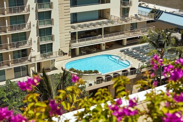 2 Double, Hilton Garden Inn, 2 Blocks Away From Waikiki Beach, Pool - 2 Units - Honolulu, HI