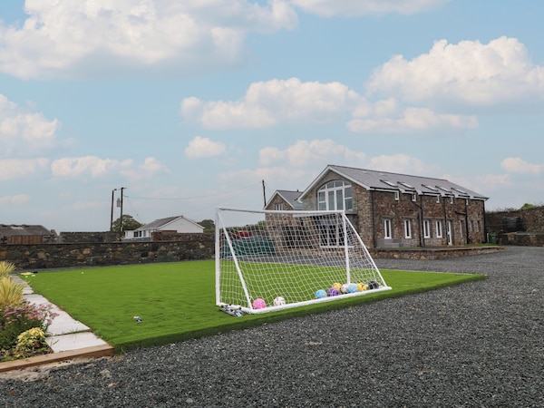 Caeau Gwynion Farm, Pet Friendly In Niwbwrch (Newborough) - North Wales