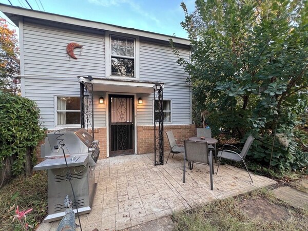 Charming Two Bedroom Central Gardens Carriage House In Amazing Memphis - University of Memphis, Memphis