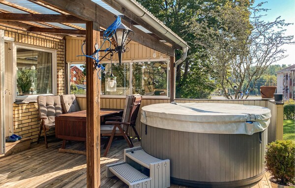 Mysigt Hem I Sommen Med Jacuzzi - Tranås