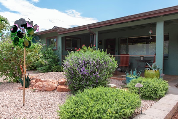 Uptown Stunner W/2 Master Suites And Hot Tub!!! A 90 Second Walk To Main St !!! - Sedona, AZ