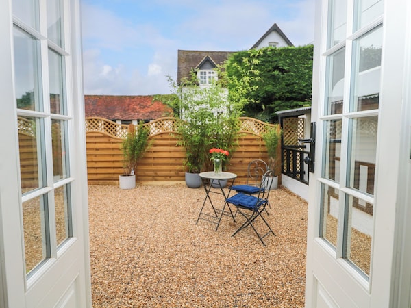 Calvin's Cottage, Pet Friendly, With A Garden In Arundel, West Sussex - Arundel