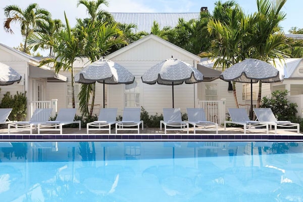 Charming Bungalow Perfect For Families! Free Breakfast And Pool Access - Key West, FL