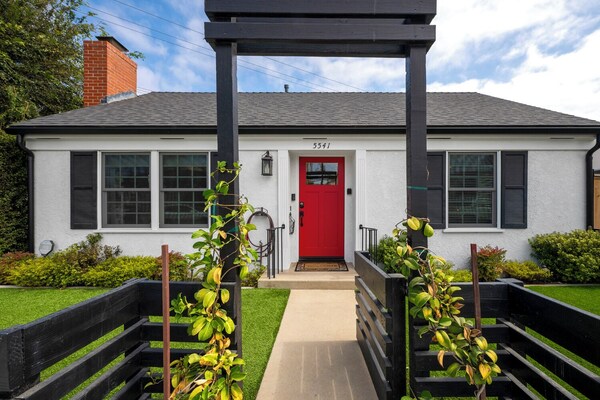 Charming 2-bedroom Cottage With Ac And Wifi In Superb Long Beach Location. - Huntington Beach, CA