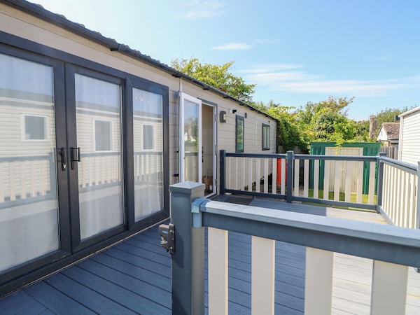 The Beachhouse, Family Friendly, With A Garden In East Wittering - West Wittering